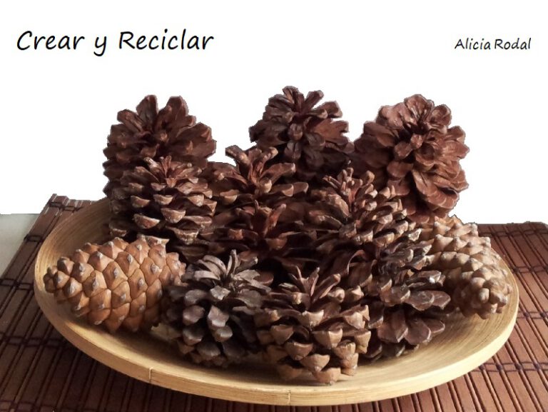 Corona de Navidad con piñas de pino y materiales reciclados